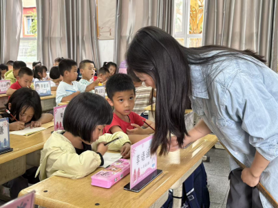 艺术持续浸润，美育深耕童心：艺传学院镇雄支教进行时-艺术与传媒学院-云南经济管理学院_应用型本科院校