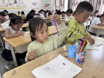 艺术持续浸润，美育深耕童心：艺传学院镇雄支教进行时-艺术与传媒学院-云南经济管理学院_应用型本科院校