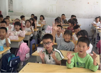 艺术持续浸润，美育深耕童心：艺传学院镇雄支教进行时-艺术与传媒学院-云南经济管理学院_应用型本科院校