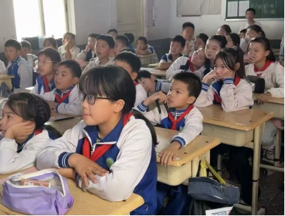 艺术持续浸润，美育深耕童心：艺传学院镇雄支教进行时-艺术与传媒学院-云南经济管理学院_应用型本科院校